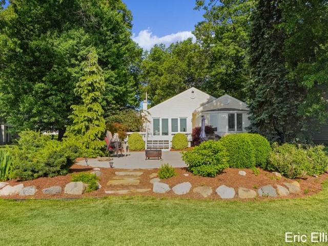 365 Big Bay Dr, Holland, MI 49424
