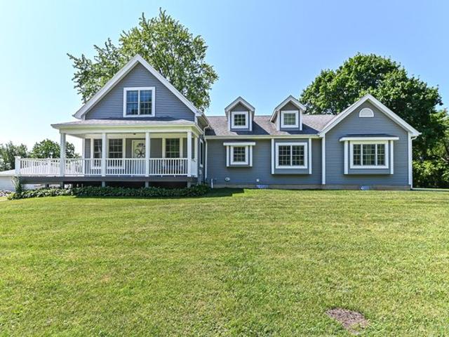 3665 E Fitzsimmons Rd, Oak Creek, WI 53154