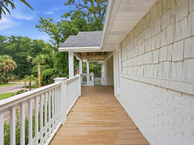 366 Lakeshore Dr