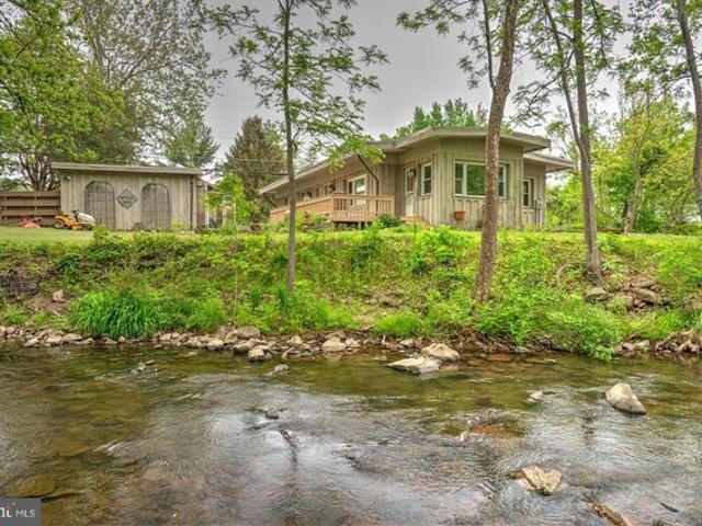 3671 Saint Peters Rd, Elverson, PA 19520