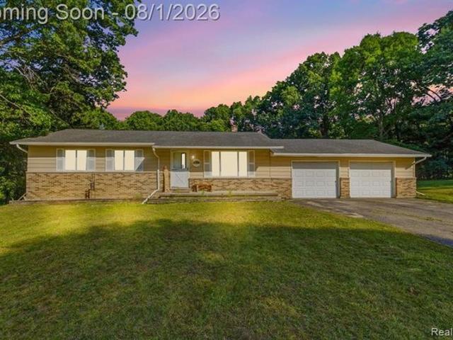 3685 Chesterfield Dr, Oregon, MI 48446