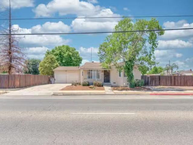 3687 N WEST AVE, FRESNO, CA 93705 Single Family Residence For.
