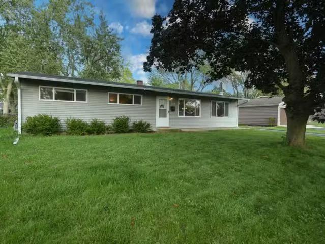36891 N GRANDWOOD DR, GURNEE, IL 60031 Single Family Residence.