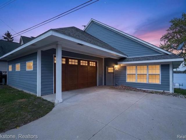 3695 Lotus Dr, Waterford Township, MI 48329