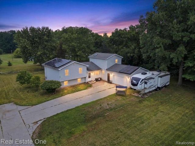 3697 Lakeshore Dr, Lapeer, MI 48446