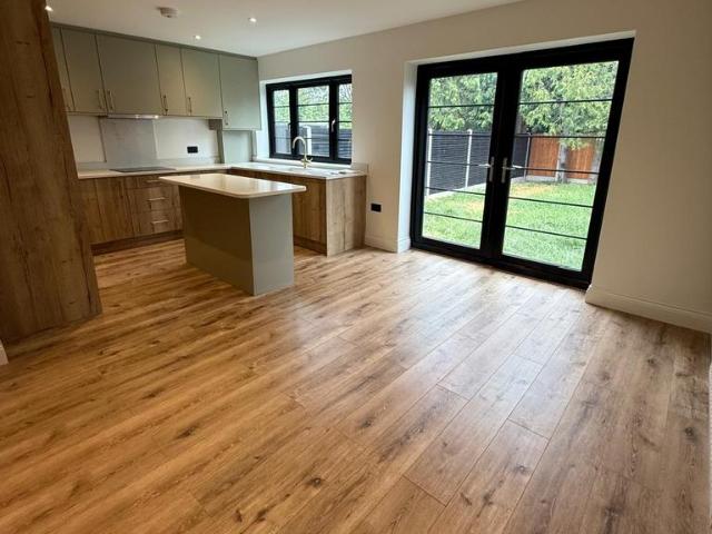 369 Greenford Avenue, W7 2 bed flat to rent £2,400 pcm £554 pw