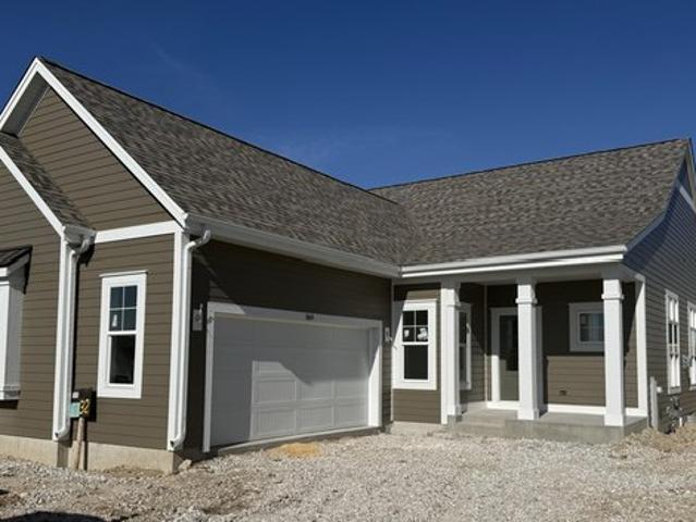 369 Evergreen Ln, Pewaukee, WI 53072