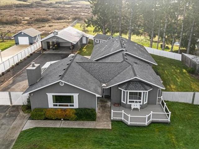 369 Upper Camp Loop Rd, Roseburg, OR 97470