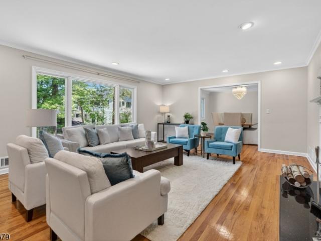 36 Thackeray Dr