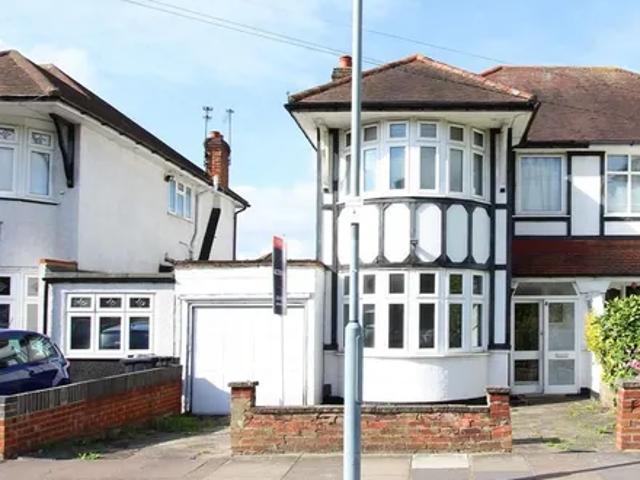 36 The Glade, London, IG5 0NF, United Kingdom | 3 bed duplex for rent #165389468 | Rentberry