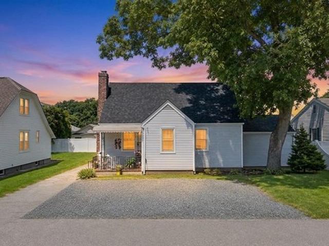 36 Vondran St, Huntington Station, NY 11746