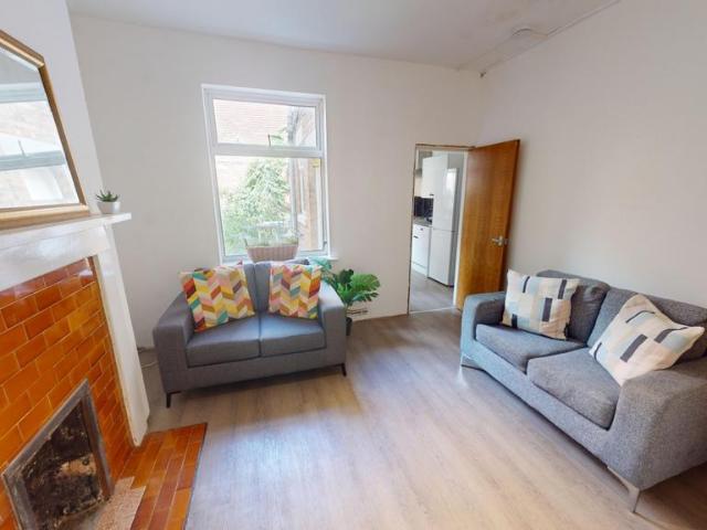 36, Wellington Street, Nottingham. 4 bed terraced house to rent £2,427 pcm £560 pw