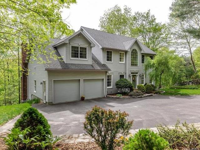 36 Woodside Cir, Woodbury, CT 06798