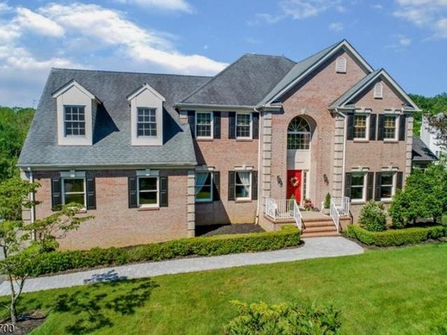 36 Beacon Hill Dr, Chester Township, NJ 07930