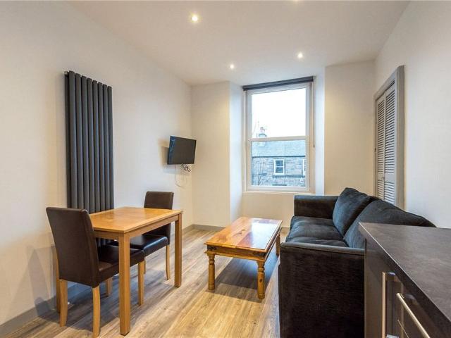 3/6 Caledonian Road