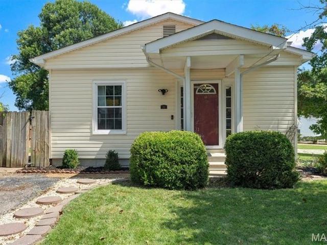 36 Cedar Dr, Pacific, MO 63069