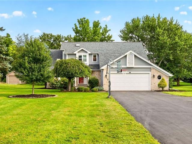 36 Crossbow Dr, Penfield, NY 14526