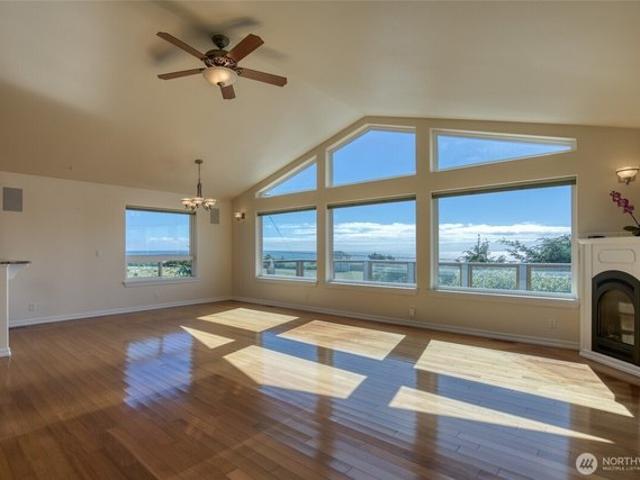 36 Duke Ln, Pacific Beach, WA 98571