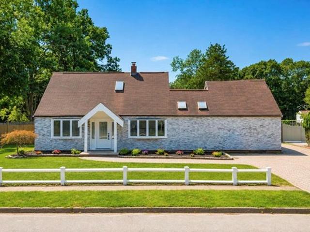 36 Fifty Acre Rd S, Smithtown, NY 11787