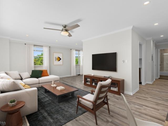 36 Hawthorne Pl # 3H