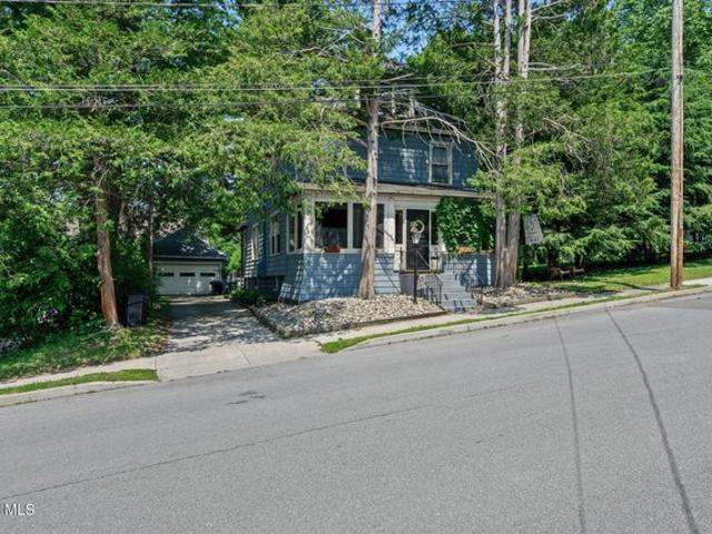 36 Henrietta St, Amsterdam, NY 12010