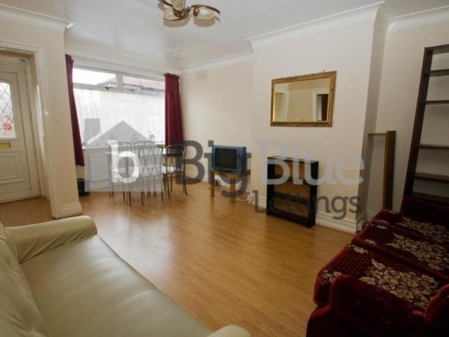 36 Hessle Avenue, Hyde Park, Leeds LS6 3 bed terraced house to rent £1,105 pcm £255 pw