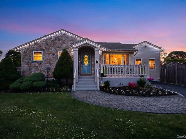 36 Lumur Dr, Sayville, NY 11782