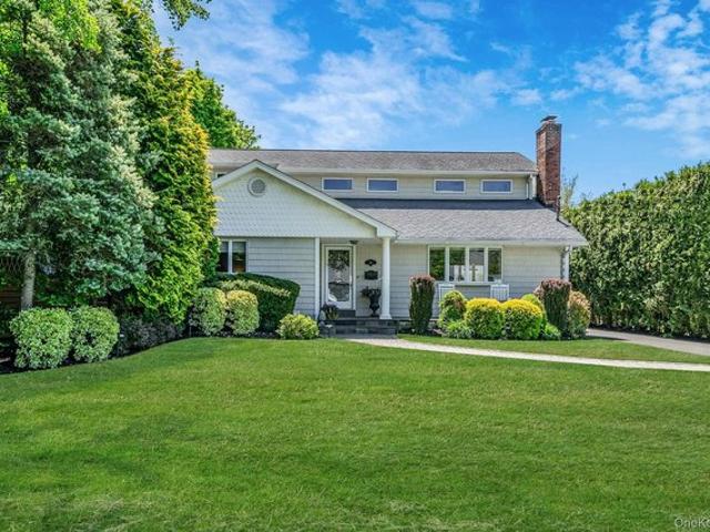36 Manitton Ct, Islip, NY 11751