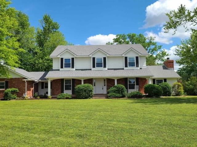 36 Melody Ln, Wellington, KS 67152