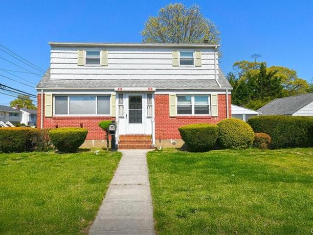 36 Millwood Ln, Merrick, NY 11566