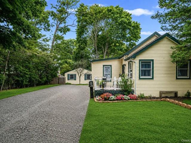 36 Rosalie Pl, Patchogue, NY 11772