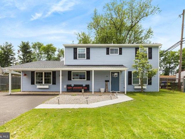 36 Roundwood Ln, Levittown, PA 19055