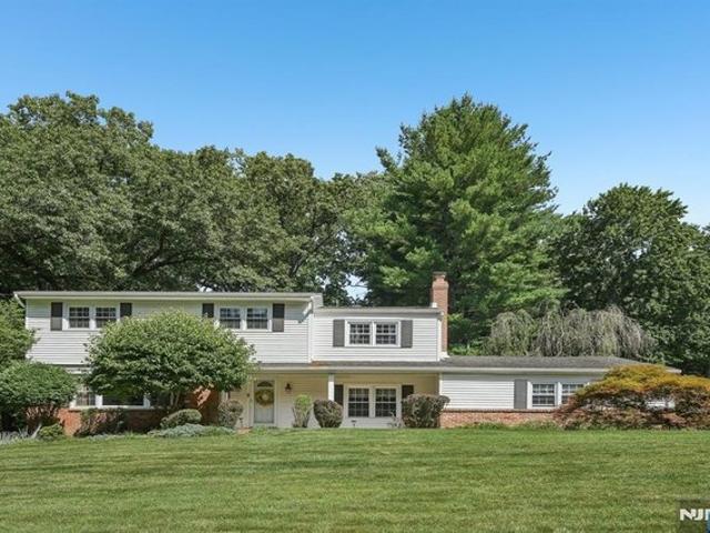 36 Stonefence Rd, Oakland, NJ 07436