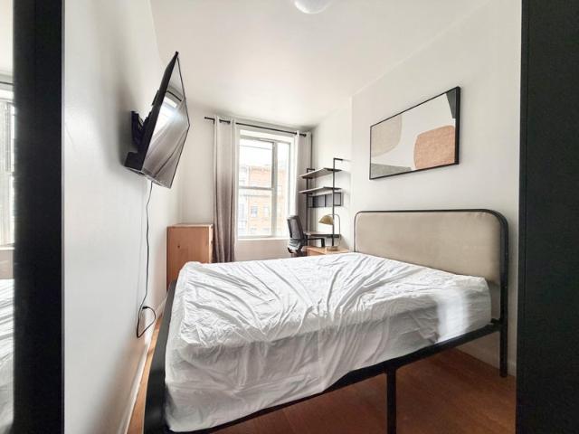 Huge Room in East Harlem 4BR Apartment