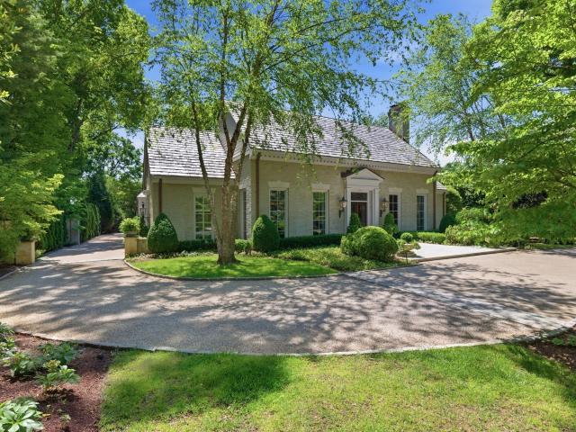 3701 Woodlawn Dr