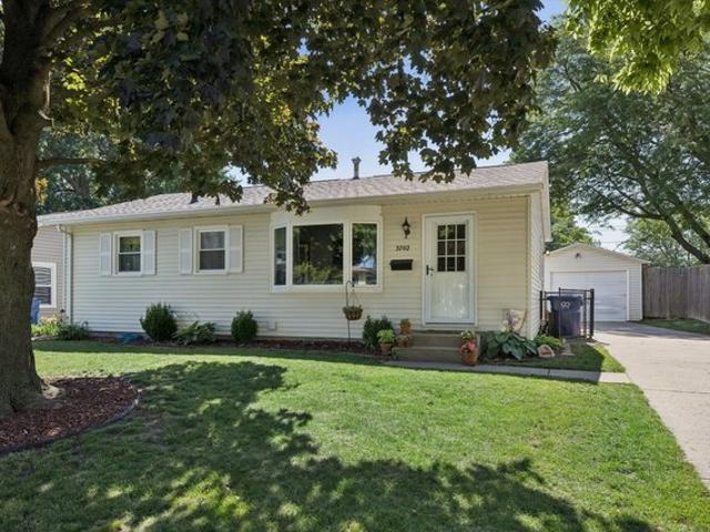 3702 Clover Hills Dr, Bettendorf, IA 52722