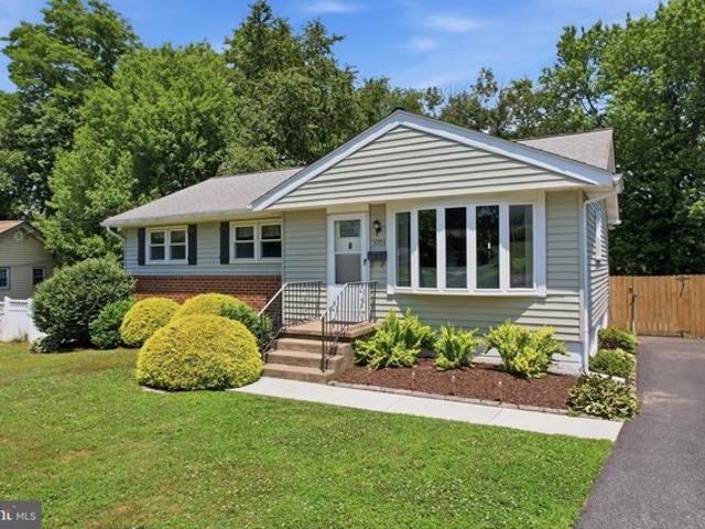 3703 John Dr, Brookhaven, PA 19015