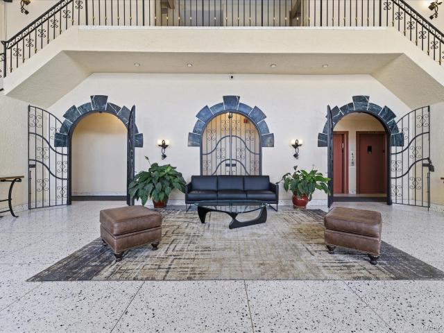 370 West Broadway 5C