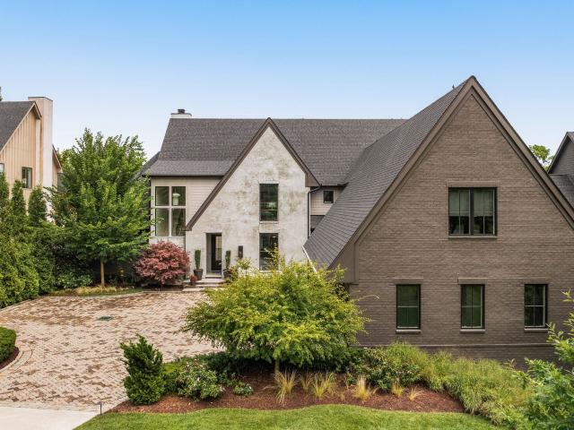 3718 Woodlawn Dr