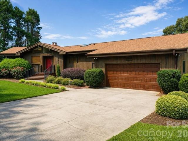 3711 Blendwood Ln NE, Hickory, NC 28601