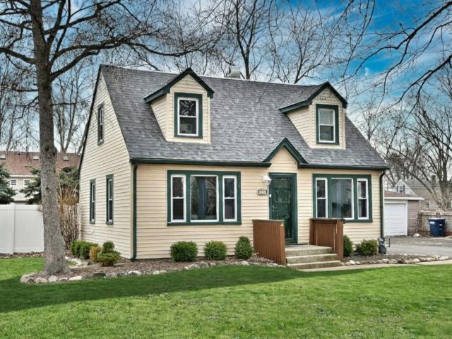 371 E Dickens Avenue