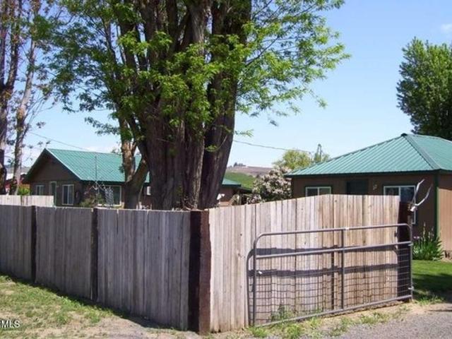 371 Hall Rd, Yakima, WA 98908
