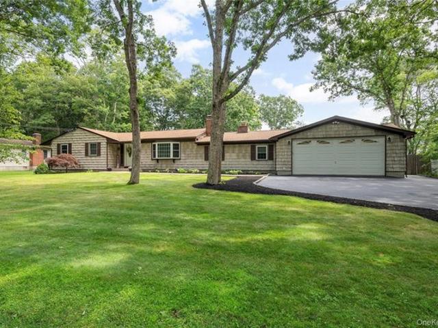 371 Hewlett Ave, Patchogue, NY 11772