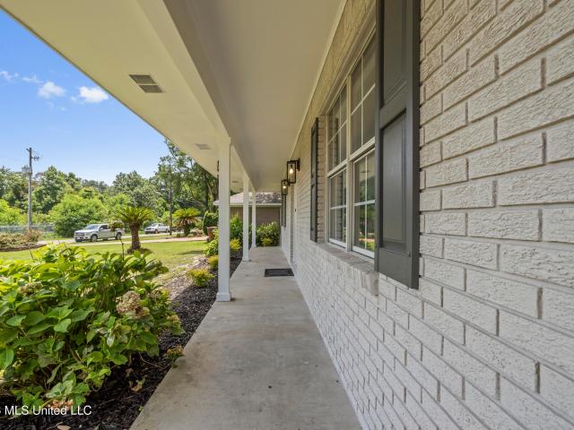 371 Lakeview Boulevard