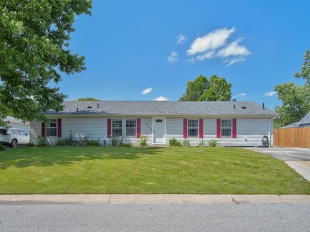 371 Pinewood Dr, Valparaiso, IN 46385