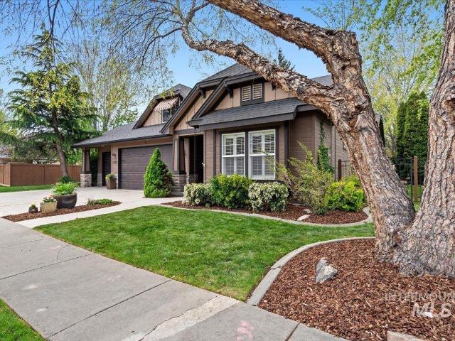 3727 N Hollymount Way