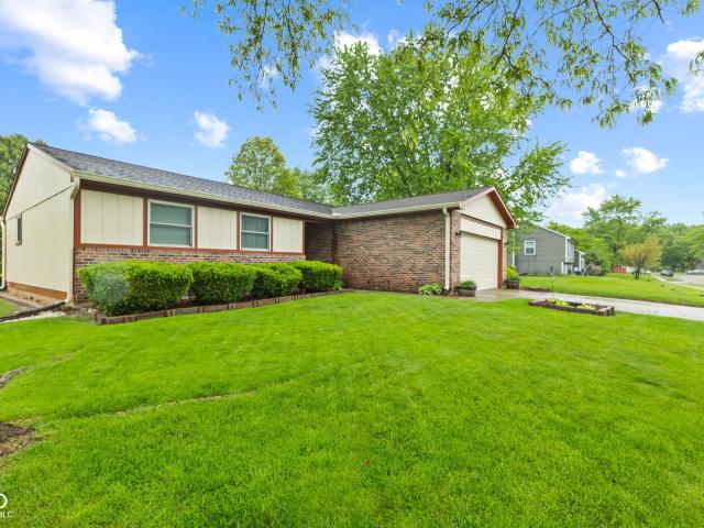 3727 Oil Creek Dr, Indianapolis, IN 46268 | MLS #22098 | Compass