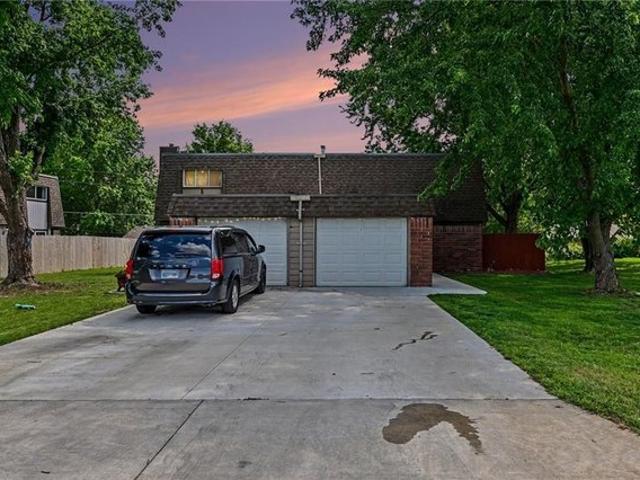 3729 Brush Creek Dr, Lawrence, KS 66047