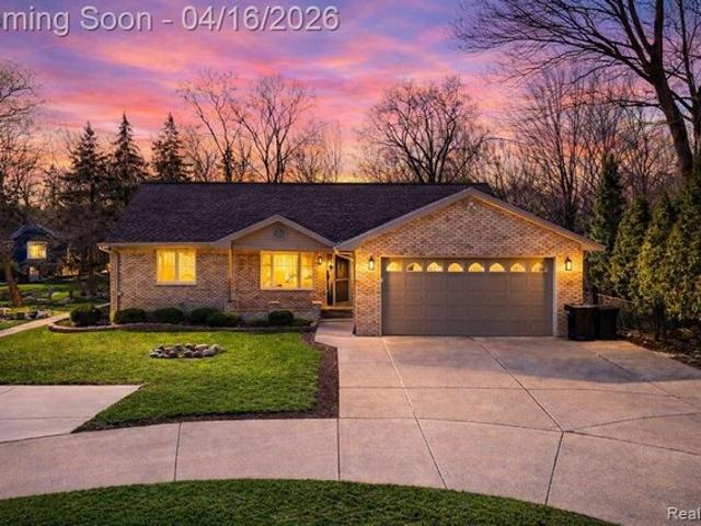 37209 Curwood Dr, Sterling Heights, MI 48310