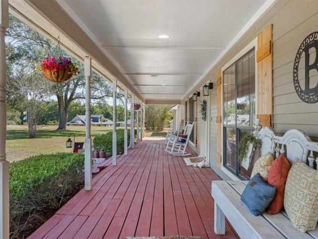 3722 W Hilltop Dr, Chappell Hill, TX 77426